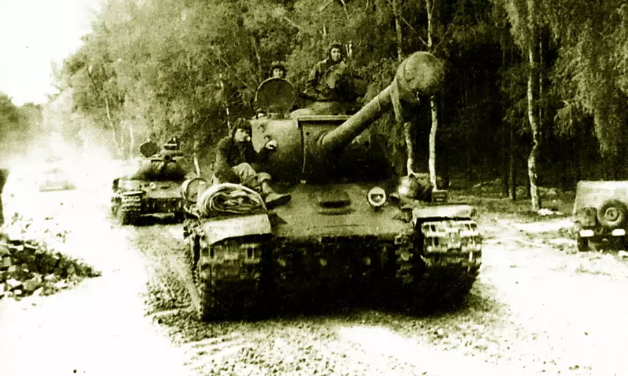 Marshamic Column of Tanks is-2 van de 1e Oekraïense voorkant