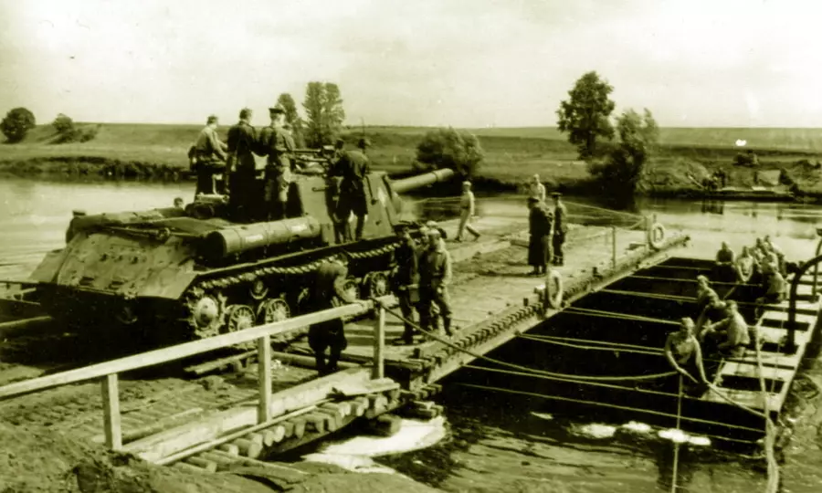 ISU-152 op de georganiseerde veerboot kruisende Saphers