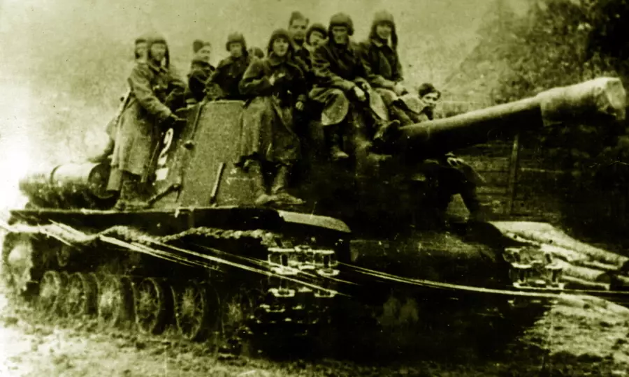 Hunan-gefnogwyr Sofietaidd ar Armor Isu-152