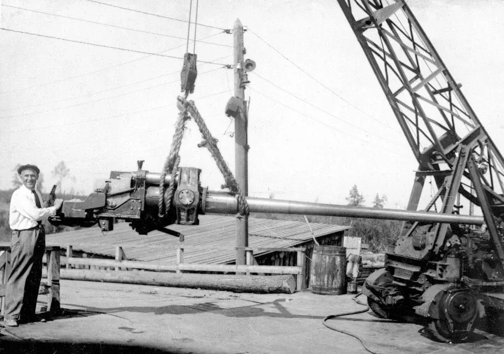 F.f. Petrov dhe një nga mostrat e para të D-5. Sverdlovsk, qershor 1943