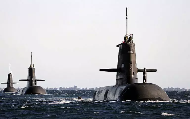 Ny submarines naorina eo ambanin'ny efitrano fandraisam-bahiny 1000 dia hosoloina ao amin'ny Royal Navy Australia Depl Type Collins.