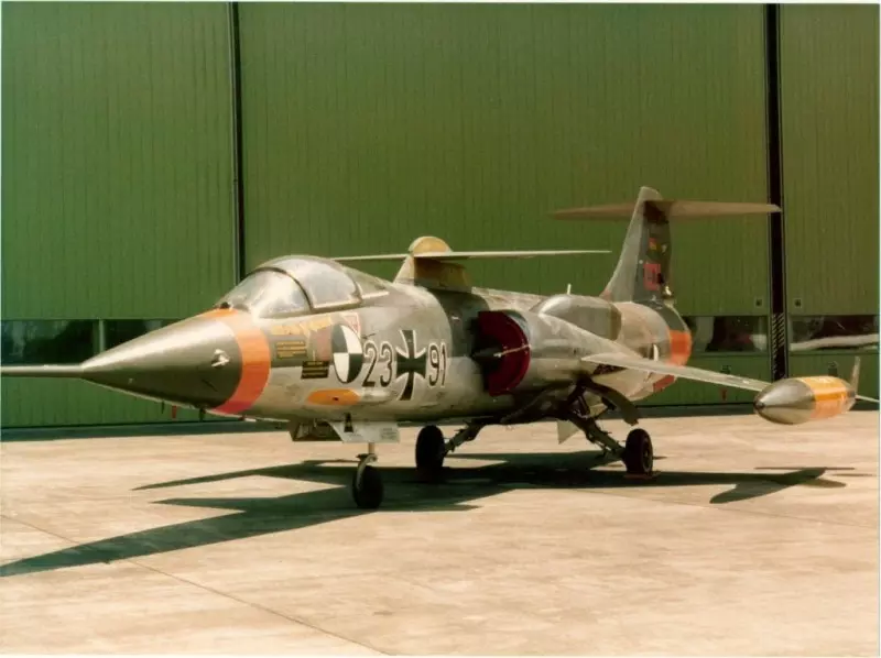 F-104 a'r athrylith tywyll Teutonig.