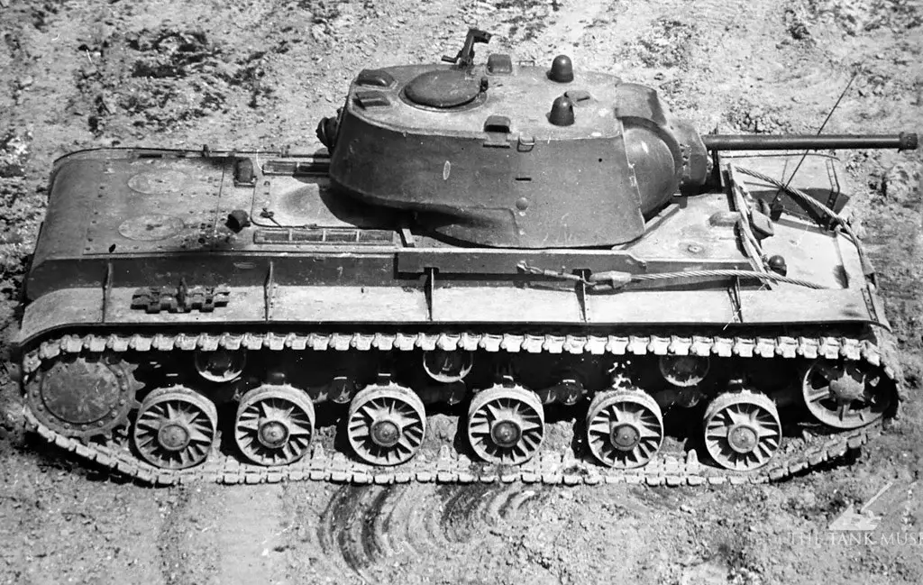 KV-1, bir uçaksavar turu ile donatılmış olan yeni bir nesilin tek Sovyet tankıydı. Doğru, biz çok ve sık sık kullandık