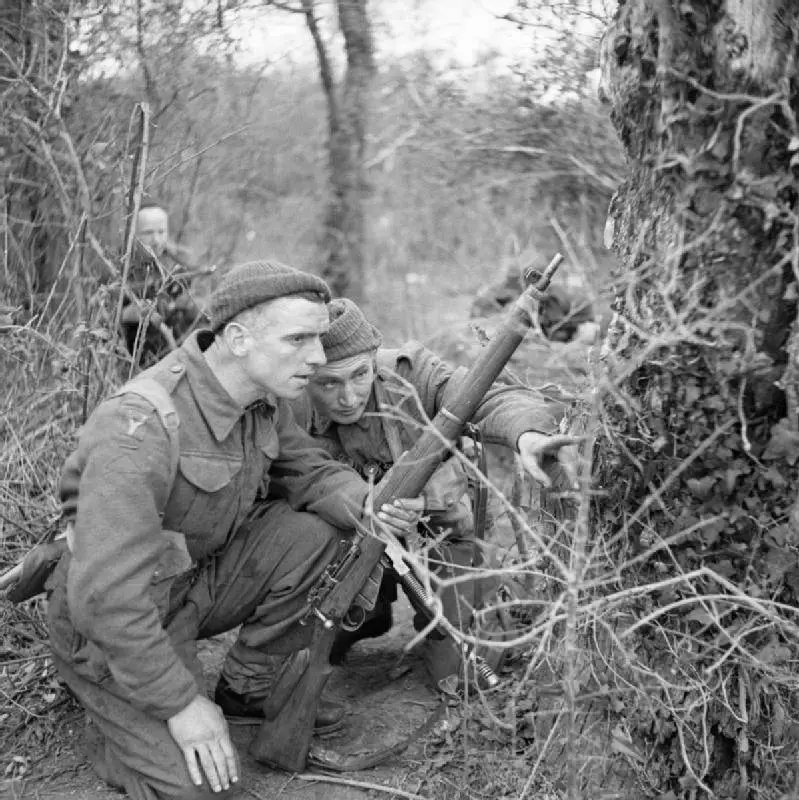 Italiýa 1944-nji ýylda britan scout, söweşijisi bir Lee-Anfield tüfek bar. Surata düşüriş Uruş muzeýi muzeýi