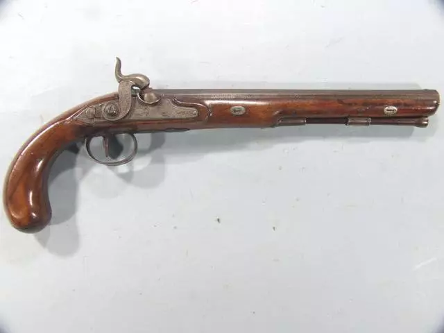 Duel Pistol R. Vogdon，約1775.長度為11英寸，13毫米口徑。 Ohard樹床上有金色鋼的細節。原始的玫瑰木架與喇叭。簽名“Vogdon”在城堡和鑲嵌銀橢圓形獎章上的行李箱上。 Vogdon的經典Duoal Gun將在1820年代召開並轉換為Capsune。 Vogdon是他時間的最著名的決鬥主人。照片提供亞linaubessewww.littlegun.be