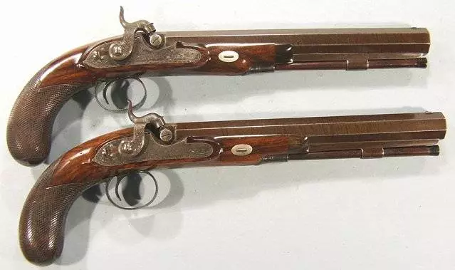 Eng Pair vum 21. Eiston Pistoulllen, ongeféier 1824 an ongeféier 1828-1 Joer 18230. Ëmgerechent op CAPTSAL. Barrel 10 Zoll laang, 12-mm Caliber. Detailer hunn kleng Graving a bindend. Stämmen aus poléiert Damask Stol. Handle gemaach vu Walnüssen mat Ritter Endfäll. Foto geliwwert vum Bylain Daubesese www.littlun.be