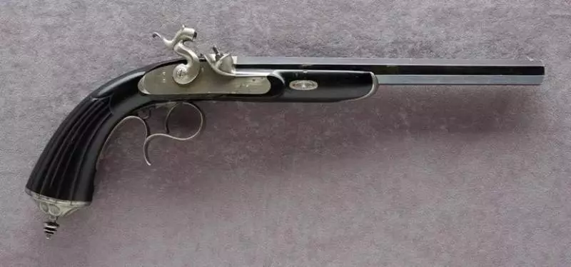 Duel Pipọnti L. Oboire lati Marseille. 10 inches gun ẹhin mọto, octahedral. Alaja 11-mm. Pipọnti Duel Faranse dara pẹlu awọn igi igi dudu, ṣiṣan wura ti o pọ si ati awọn alaye irin miiran. Fọtini ti a pese nipasẹ lalitain Daubosse www.lletgun.be