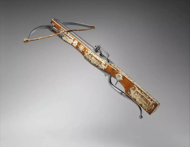 Universal Cross-Polidor para balas e flechas em combinação com um rifle de pavio. Fez aprox. 1570-1600. Inlare de buzina de veado polido e gravado com a imagem de troféus de armas é baseada em esboços de Jacob Floris (1524-1581), que foram publicados em Antuérpia em 1564. O arco foi posteriormente substituído por um novo. Metropolitan Museum, Nova York