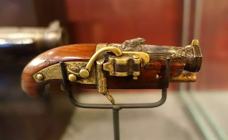 Tanzutsu adalah pistol fith barel pendek, Edo Epoch 1615-1868. Tidak jelas bahwa ini adalah senjata tempur, yang jelas akan sangat sulit digunakan, atau hanya suvenir yang mahal. Museum of Ann dan Gabriel Barbier, Dallas, Texas