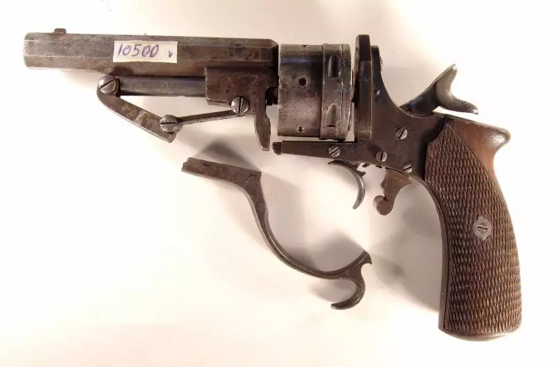 Revolver Galana na Russia: Oghere ọgba aghara megide pụrụ iche 5120_10