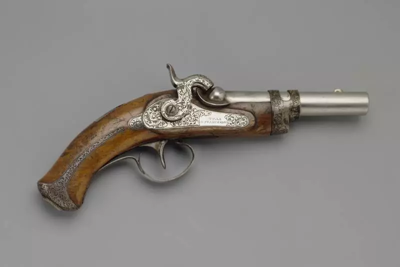 Capset Pistol Goltyakova Peter Korneyevich, 1845 วัสดุ: เหล็ก, ไม้, เงิน เทคนิค: การปลอม, แกะสลัก, ไล่, แกะสลัก, ดำ, ฝัง ขนาด: สำหรับ 27.8 ซม.; caliber 13 มม. ภาพถ่ายของรัฐ ermitage, เซนต์ปีเตอร์สเบิร์ก