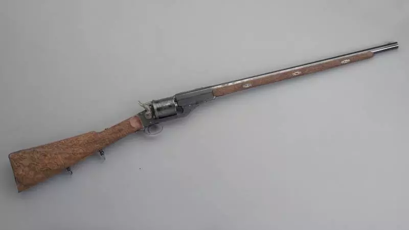 Goltyakov Revolving Rifle, milik Alexander yang kedua. Waktu pembuatan: 1875-1880. Bahan: Baja, pohon. Teknik: penempaan, ukiran, mengejar, ukiran, mengikat, memoles. Dimensi: Total Panjang: 109,6 cm; Panjang batang: 64.0 cm; Kaliber 14.0 mm. Foto Ermitage Negara, St. Petersburg