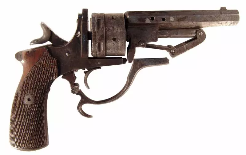 N'ezie foto pụrụ iche, nke bụ naanị ọnụahịa: Galana Revolver na-enweta ihe e dere: "Tela Factory Flostlọ Ọrụ N.I. Golyakova. 1879. Isi. № 780 "site na Museum Museum. Ihe ngosi nka nke isiokwu - PKM №100500. Dị ka ị pụrụ ịhụ, 'ndị isi' ọrụ 'rụrụ ọrụ na ntụgharị ahụ nwere ike na ndị - isi - ha gbagọrọ ntọala na ya site na mkpụrụ obi! Mana eziokwu ahụ bụ na lever agbajiela, nke mbụ, na-egosi ogo nchara. Attentionaa ntị na ihe na-enweghị booze. Nke a pụtara na anyị nwere ihe atụ nke "GEEE agha"!