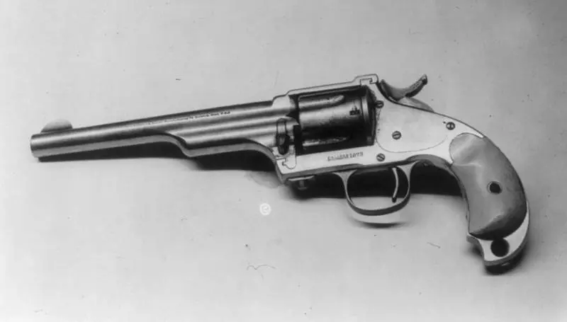 タイプ「頭蓋骨」のノブを持つ1873年の「Revolver Jesse James」。トランクとドラムの遮断停止ボタンは明確に見えています（トリガーブラケットに移動する必要がありました）、バレルを押すことで