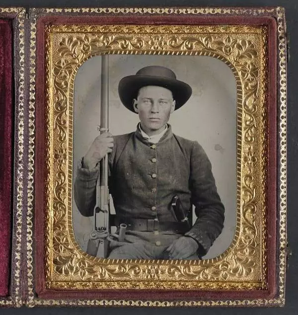 Poto prajurit confederate sareng bedil colt tina 1855