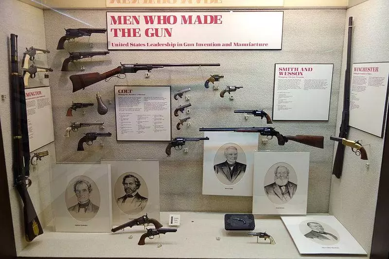 Revolving rifles in the exposition of the Hatthington Museum of Arts, West Virginia