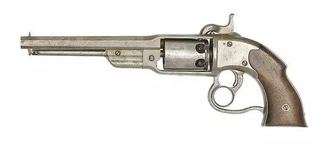 Su questa foto è chiaramente visto che il revolver ha una cornice chiusa in cui c'è un buco per un giunto, avendo ubriaco su un cinpo su un tubo di marca