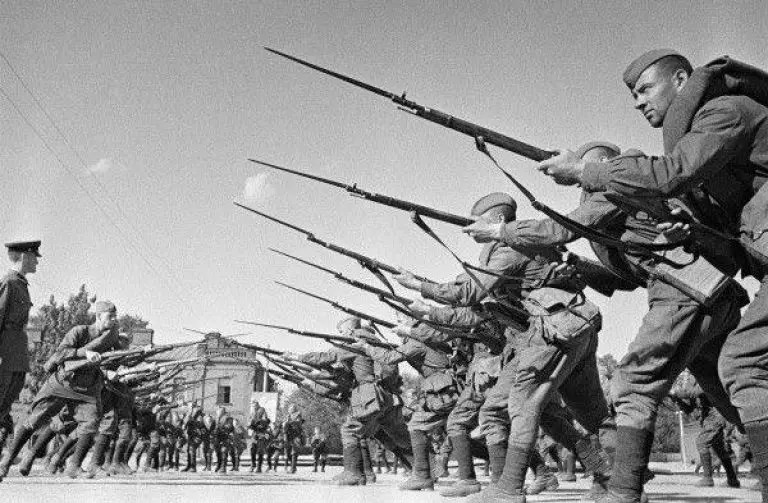 Pasukan Tentera Merah Belajar Pertempuran Bayonet. Foto Wikimedia Commons.