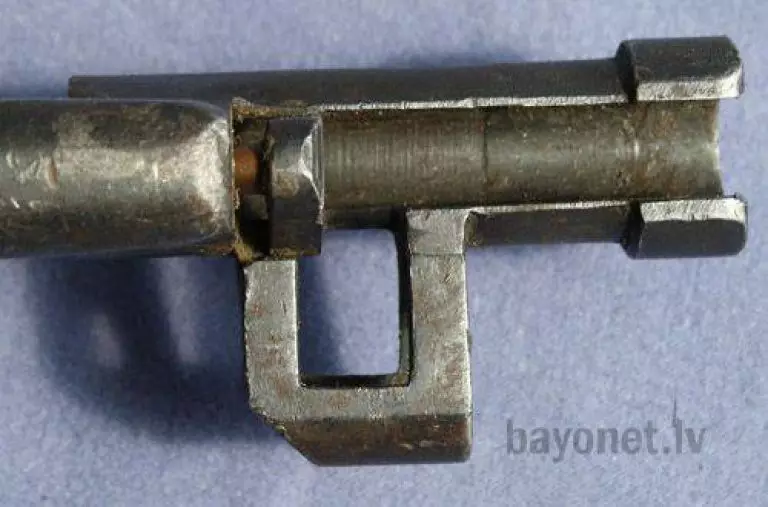 Memasang Bayonet Kabakova-Komaritsky reka bentuk. Photo Bayonet.lv.