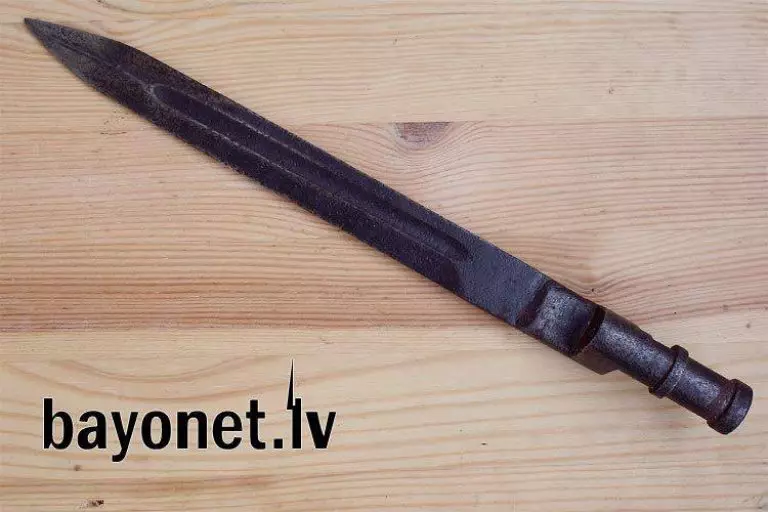 Bayonet kraftangan yang diperbaiki, dibuat menggunakan bilah yang tidak standard. Photo Bayonet.lv.