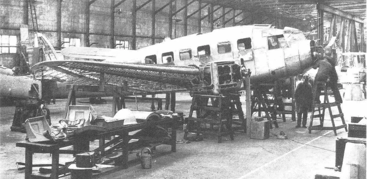 H.S.T.10 dum produktado ĉe Bro en 1935; en la fono F7 / 30 (Aviadila Foto 8687)