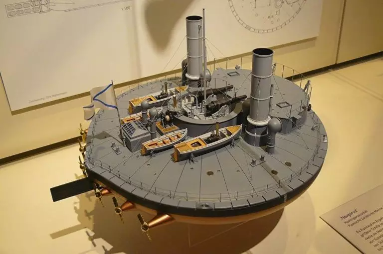 Jalopnik (USA): Rusko nejako postavil podivnú kruhovú loď