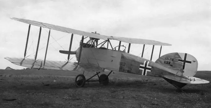 Albatros J.II dalam uji coba. Lambung lapis baja dicat abu-abu, senapan mesin turret tidak dipasang.