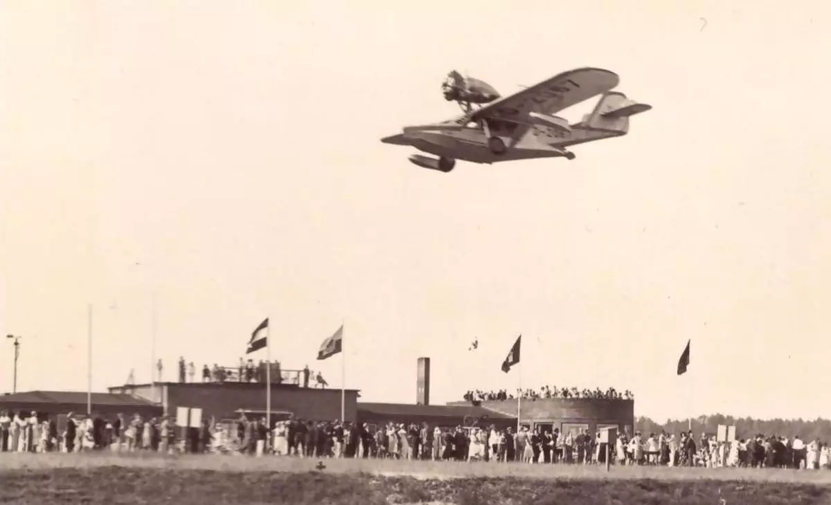 اهو تمام وڏو آهي. تجربي واري اڏامندڙ atsيڙيون Heinkel He 57 Heron. جرمني