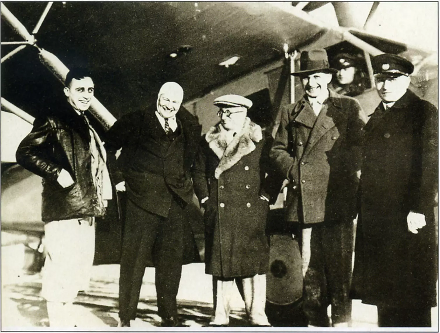 dari kiri ke kanan: Insinyur Amerika Richard Mock, Anthony Fokker, Ernst Heinkel, Wolfgang von Gronau dan Hermann Becker dari DVS; Warnemünde