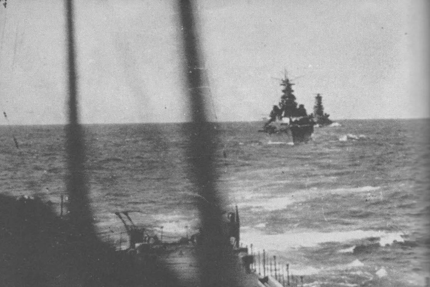 La squadra giapponese va a Guadalkanal, il 14 novembre 1942. L'istantanea è stata fatta dal cruiser "ATHA", l'incrociatore "Takao" e la nave da guerra "Cyrisima" sono visibili in anticipo. Fonte: Tameichi Hara. Capitano del distrollatore giapponese. Libri in Brefalla, 1961