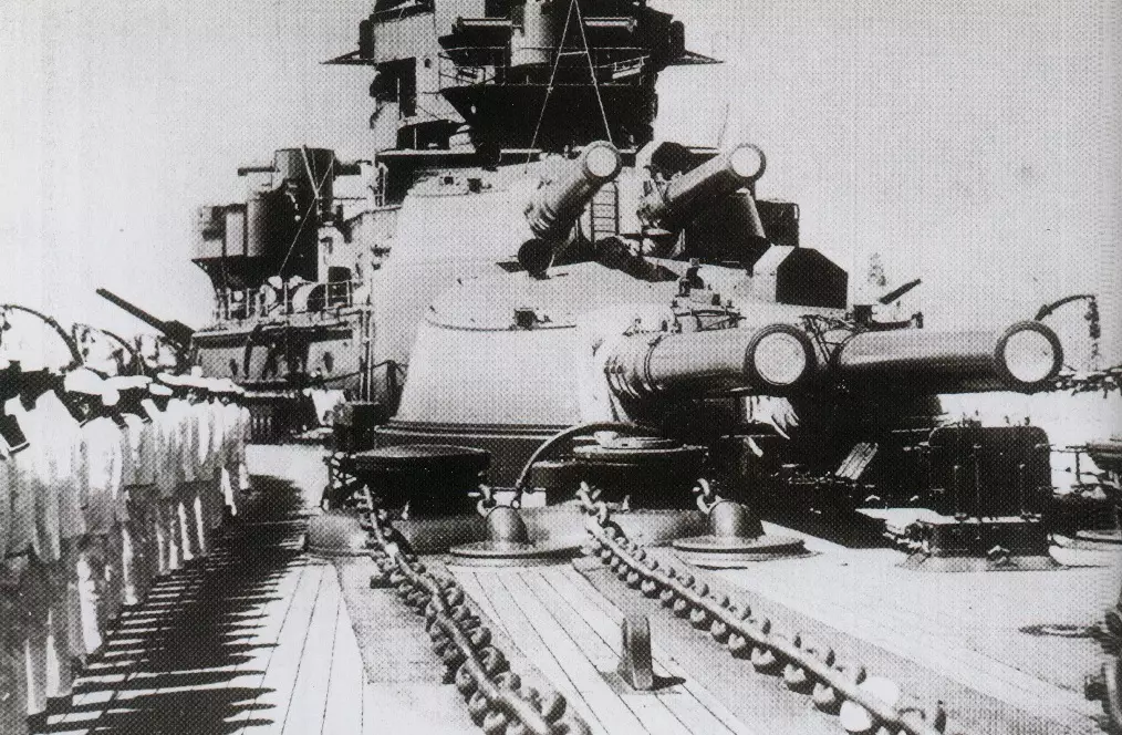 Lincard「コンゴ」の主な口径。 1942年、これらの356ミリの実装は、すでに最新のアメリカの戦艦の大砲に劣っていました。作者のコレクションからの写真