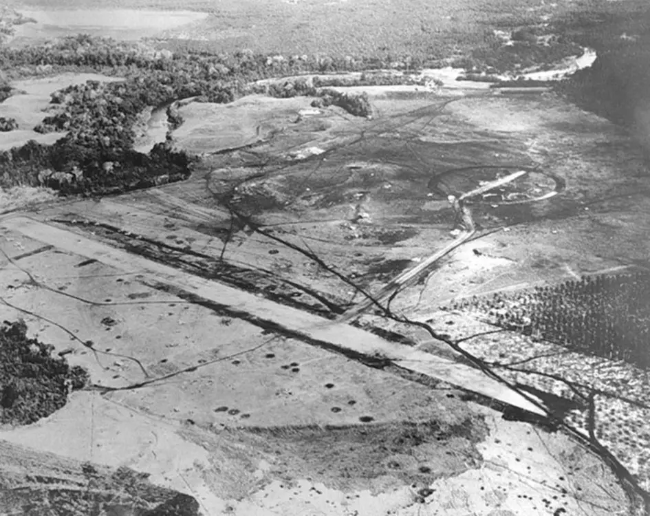 비행장 헨더슨 필드 (Guadalkanal의 일본 공격의 주요 목표), 1942 년 8 월. 미국 국립 아카이브의 사진