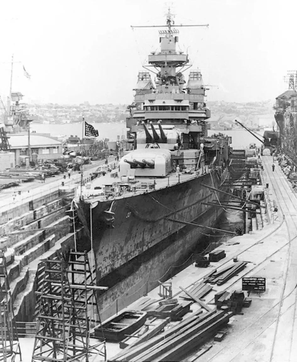 重型巡洋舰“波特兰”在战斗后一个月在悉尼修理。来源：navsource.org。