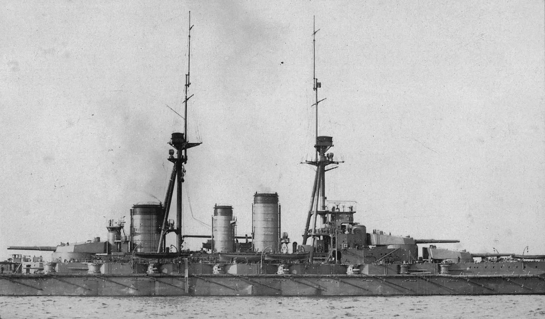החלק האמצעי של הסירה הליניארית "Chiya", Circa 1918. המגדלים השני והשלישי הם צריחים גלויים טובים של מקור RangeFinders - ספינות של חיל הים היפני הקיסרי (ספינות העולם מס '500, 1995)