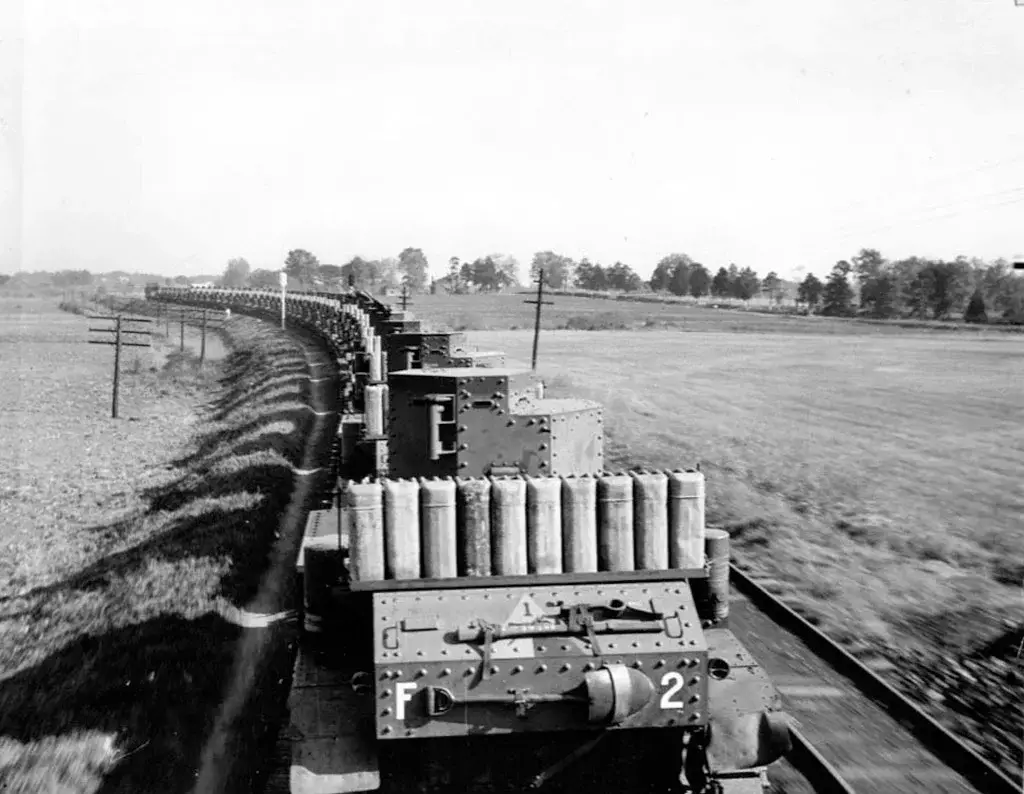 Echelon ar gaismas tvertni M3 no 1. bruņoto sadalījumu ceļā uz manevru vietu, 1941. gada oktobris