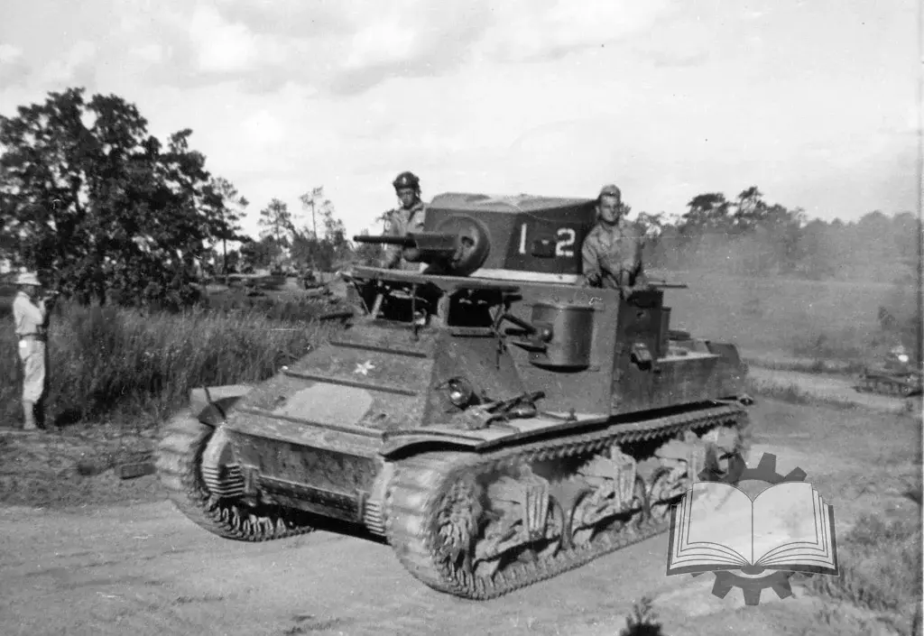 Des de finals de 1941, M2A1 va començar a entrar divisions blindades. Aquest tanc de la composició del 67è regiment de tancs de la 2a Divisió Blindada, Fort Nox