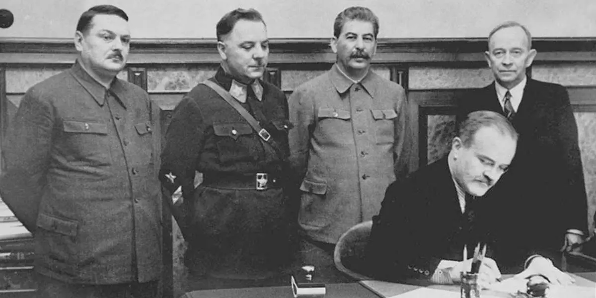 Vjačeslavs Molotovs paraksta savstarpējas palīdzības un draudzības līgumu ar Kuusinena valdību