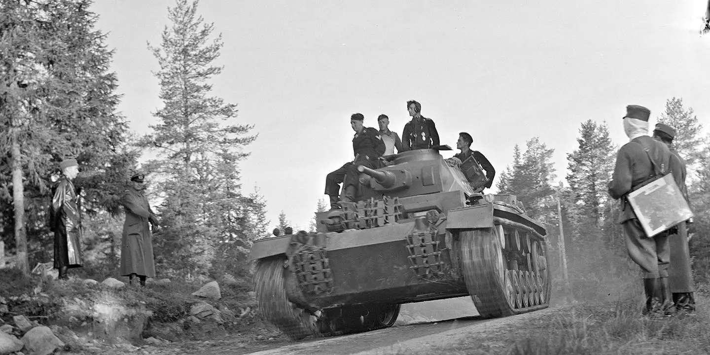 Vērmahta tanku kolonna pārvietojas uz Padomju un Somijas robežu