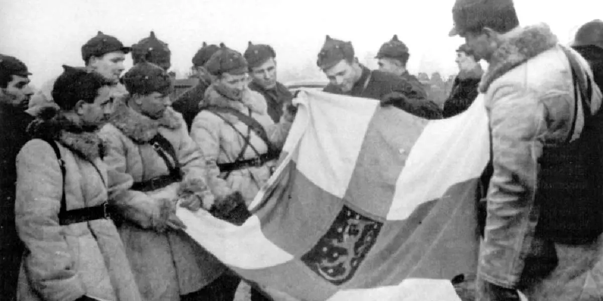 Sarkanās armijas karavīri ar sagūstīto Somijas karogu