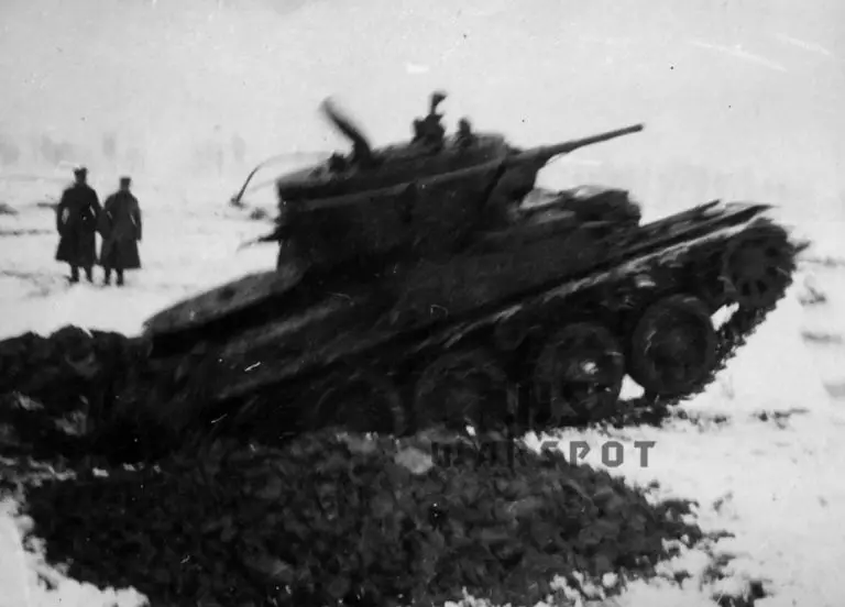 Un tanque móvese ao longo dunha pista de obstáculos cuberta de neve, a segunda quincena de outubro de 1935