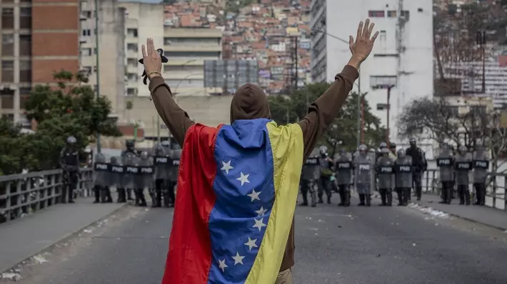 Coup a Venezuela: Maduro forcéiert ze wielen tëscht kapituléieren a Krich mat den USA © Global Look Press / Rayner Pena / dpa