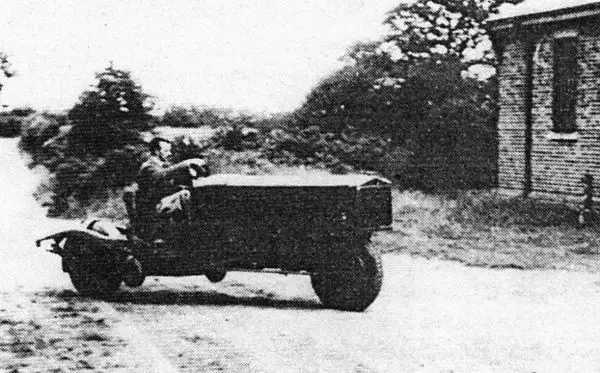 Gyrocar Brennan ve Farnborough v roce 1929. Všimněte si postranních kol zatažených. Brennan gyrocar ve Farnborough v roce 1929. Kola na bocích jsou zvednutá.