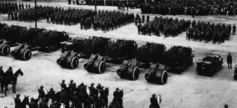 Batterie Gaubitz vz. 30 bei der Parade der slowakischen Armee