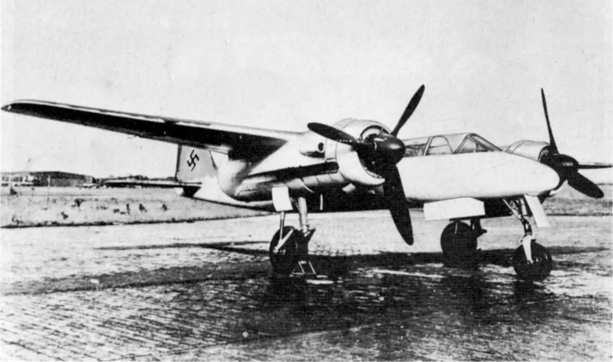 Ib tus neeg German siv Focke-Wulf Ta 154 tus dav hlau hnyav. Ntu 1. Cockpit xeem