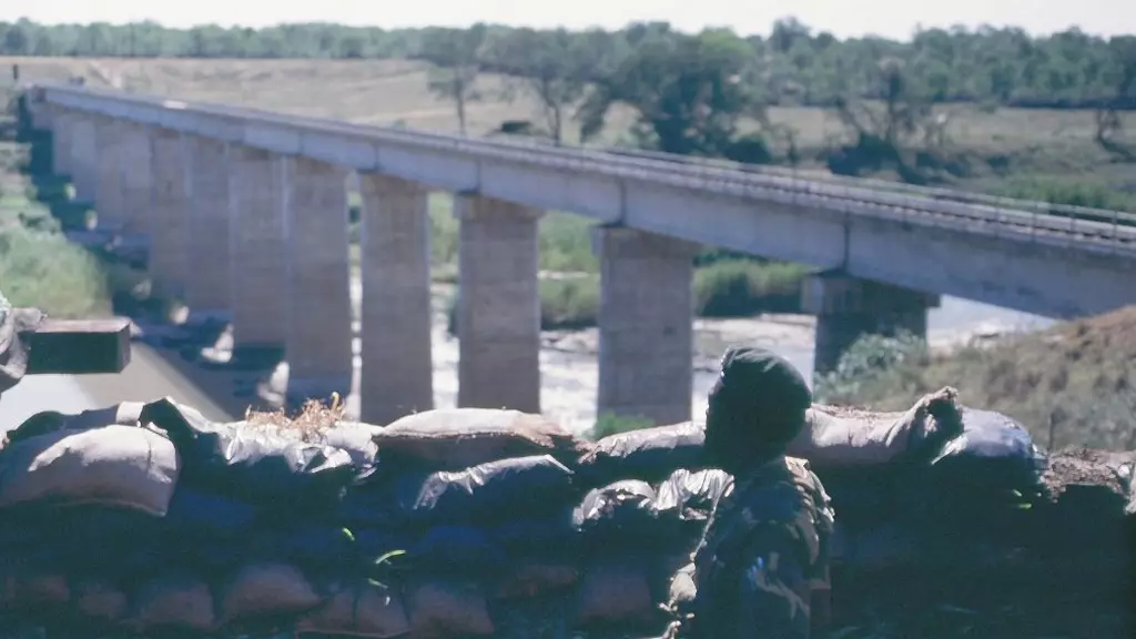 Para pejuang pasukan keamanan Rhodesian menjaga jembatan kereta api