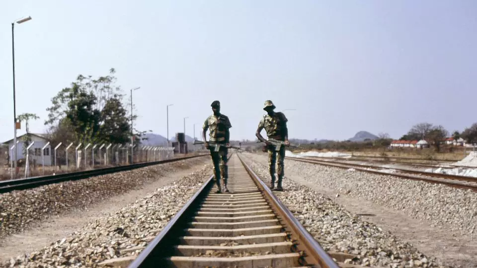 Kämpfer des ersten Infanterierbataillons des Schutzes führen die Patrouille der Website der Eisenbahnleinwand aus