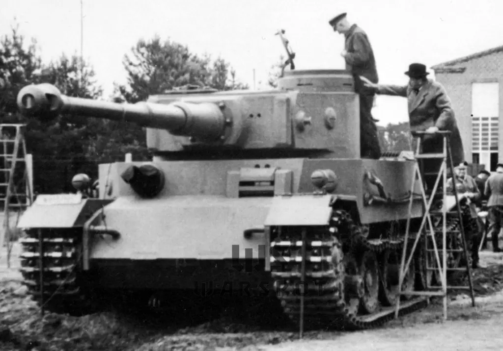 Yon egzanp konsèvatis Alman. Pz.Kpfw.Tiger (P) pa te gen okenn aparèy periskopik prismatik nan prensip.