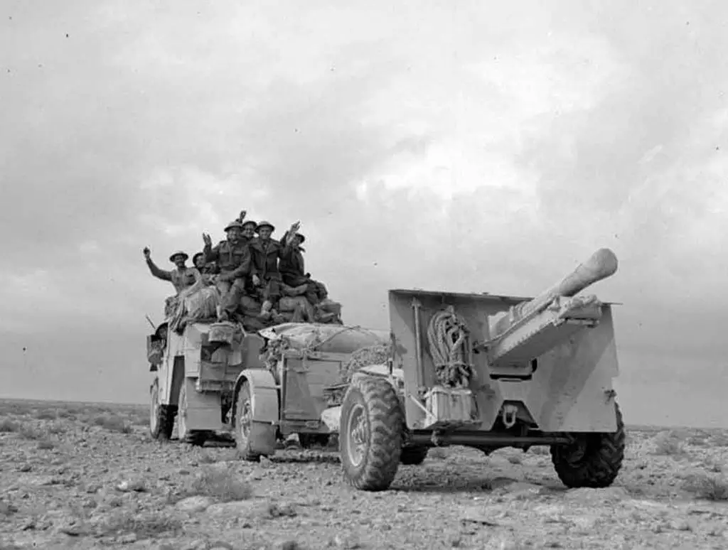 Sekelompok artileri lapangan Inggris adalah senapan 25 pound dengan kemajuan bahwa traktor C8 komersial Morris menyeret. Pada musim panas 1941, tandan ini diputuskan untuk menambah propelled dengan alat yang sama
