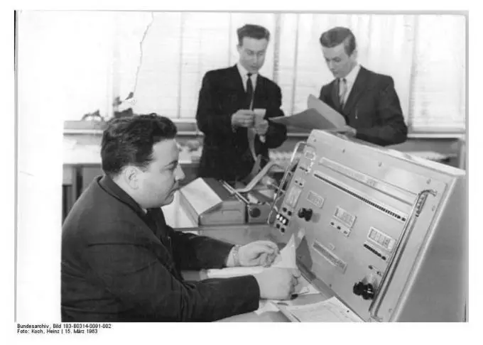 O primeiro ordenador da RDA. Con este monstro era posible facer cálculos