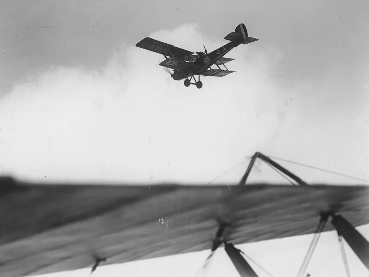 Britse intelligentie-biplane vliegt op de versterking van de vijand in Frankrijk tijdens de Eerste Wereldoorlog
